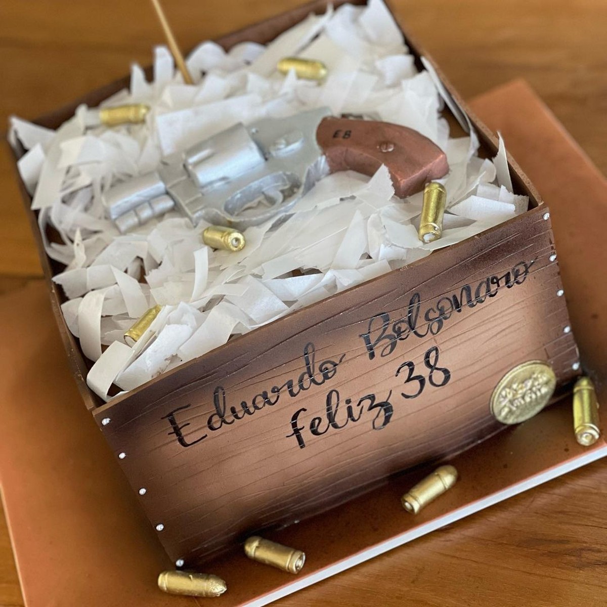 Eduardo Bolsonaro comemora aniversário com bolo temático de revólver ...