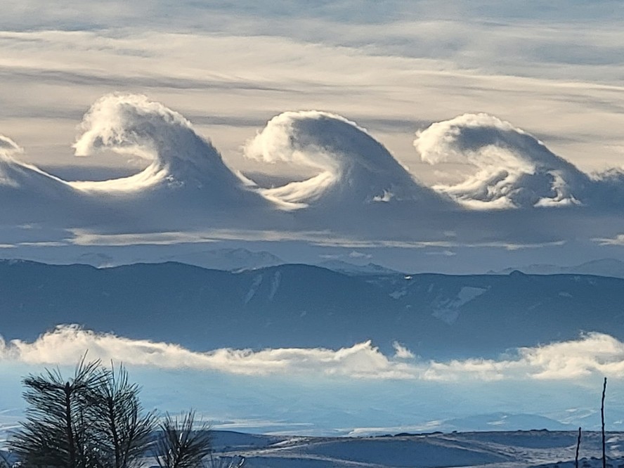 Nuvens em formato de ondas são vistas na Montanha Bighorn, nos EUA; fotos