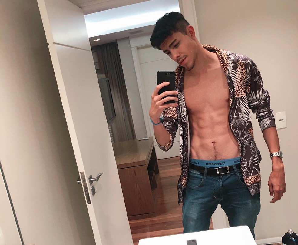 Expulso quatro vezes e 'herdeiro do talento' de Latino: quem é o filho do cantor exposto na web ...