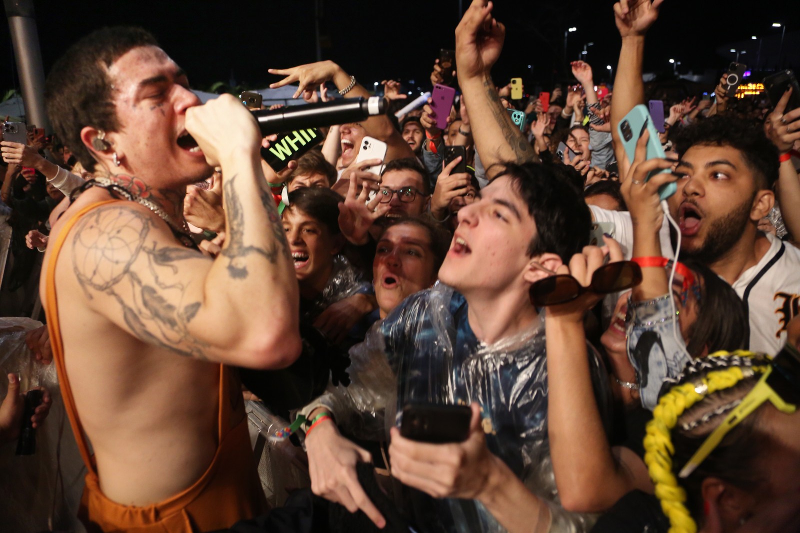 Demi Lovato faz show mais rock da noite com banda 100% feminina