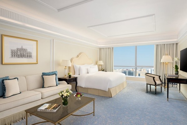 Piscina de borda infinita, jacuzzi e restaurantes de luxo: conheça o ...