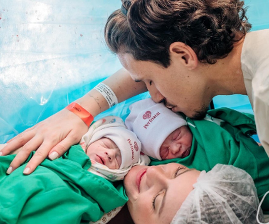 Pedro, atacante do Flamengo, comemora nascimento das filhas; jogadores parabenizam