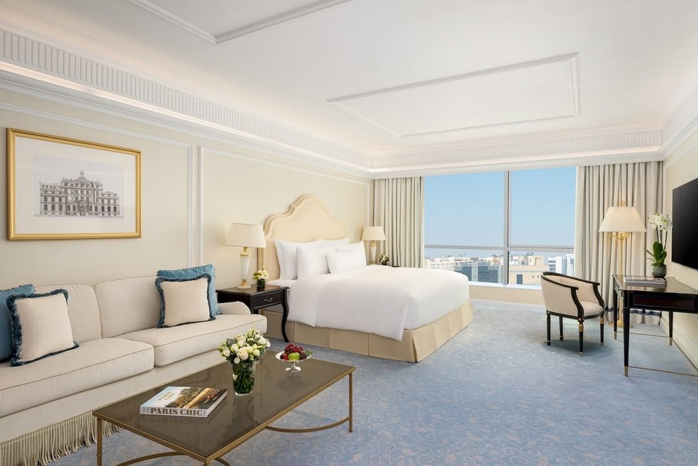 Piscina de borda infinita, jacuzzi e restaurantes de luxo: conheça o ...