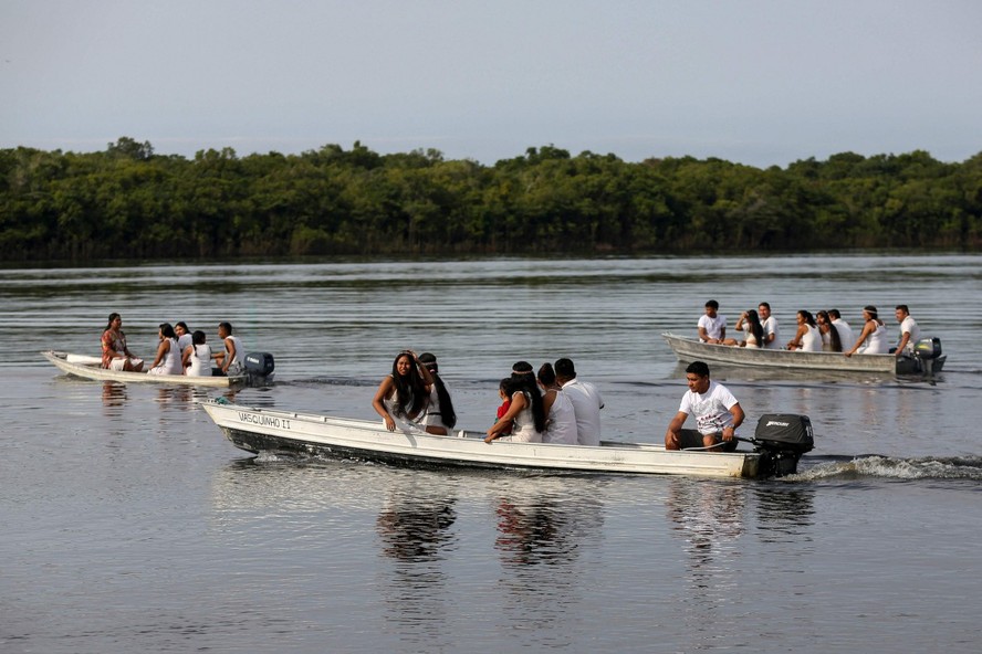 Indígenas do povo Kambeba votam de voadeira na Amazônia; veja fotos