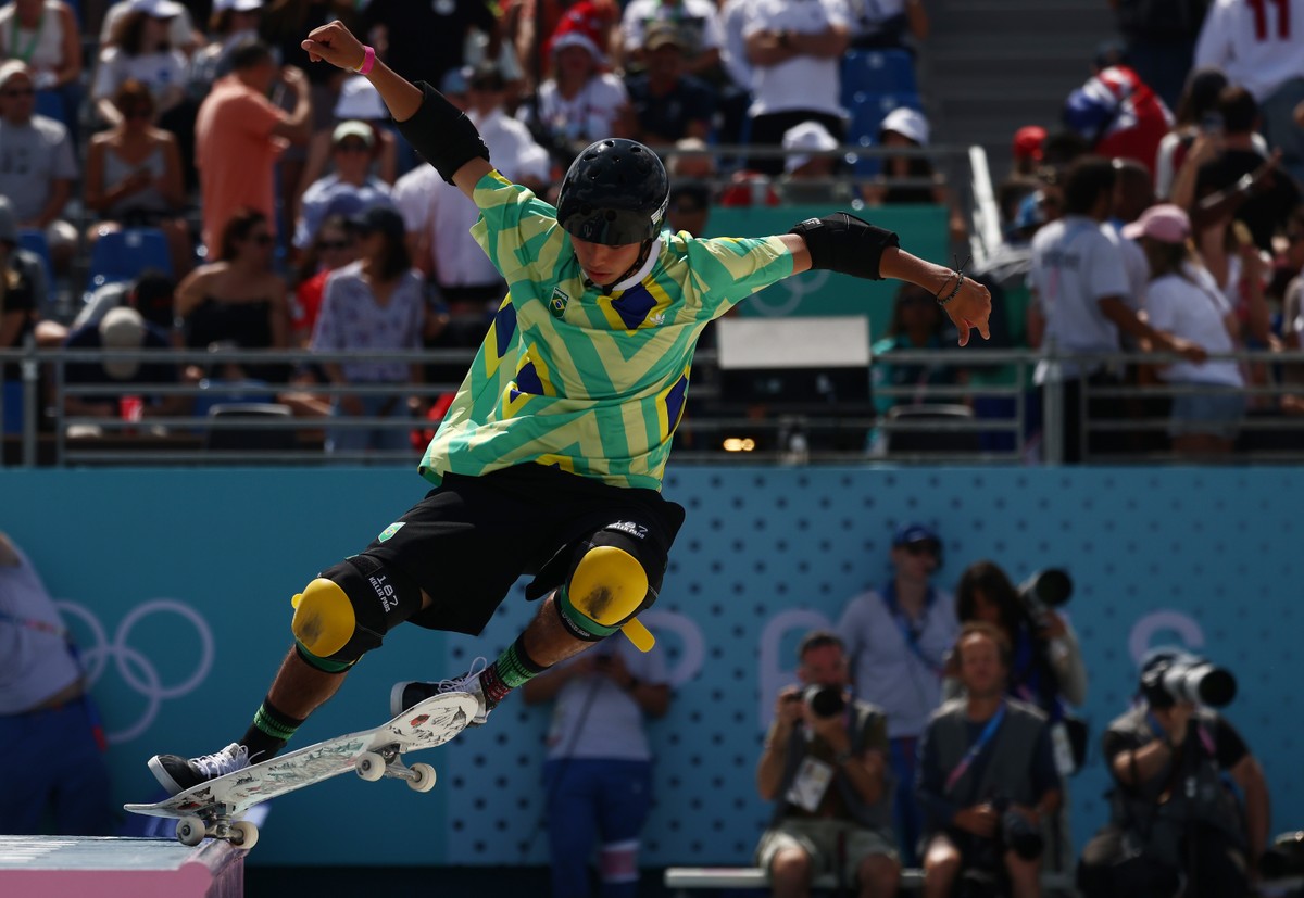 Em prova emocionante, Augusto Akio é medalha de bronze no skate park em ...