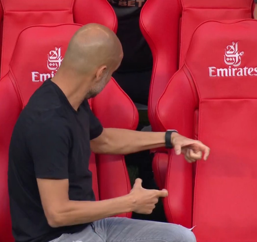 Fim do meme: FA Cup revela que Guardiola não falava sozinho no banco de ...