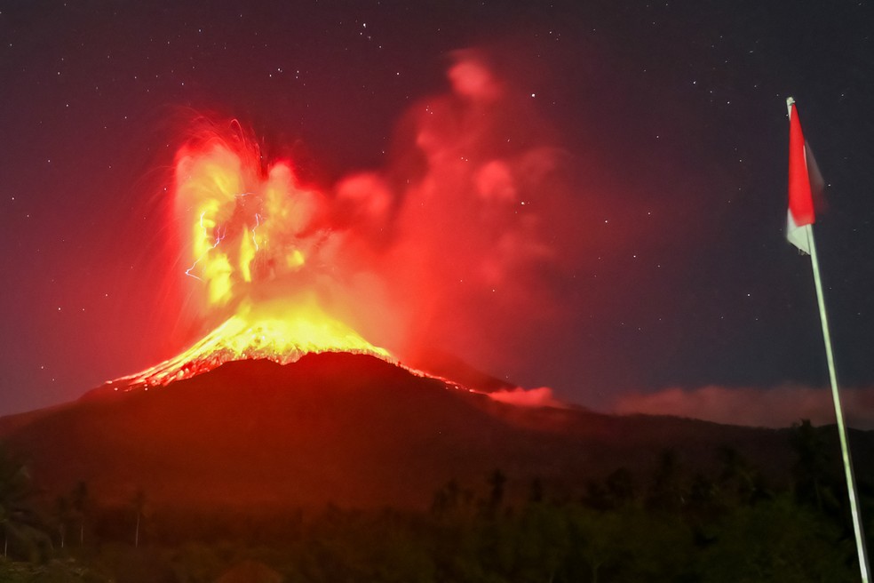 Erupção de vulcão na Indonésia gera 'raio vulcânico' e expele lava e ...