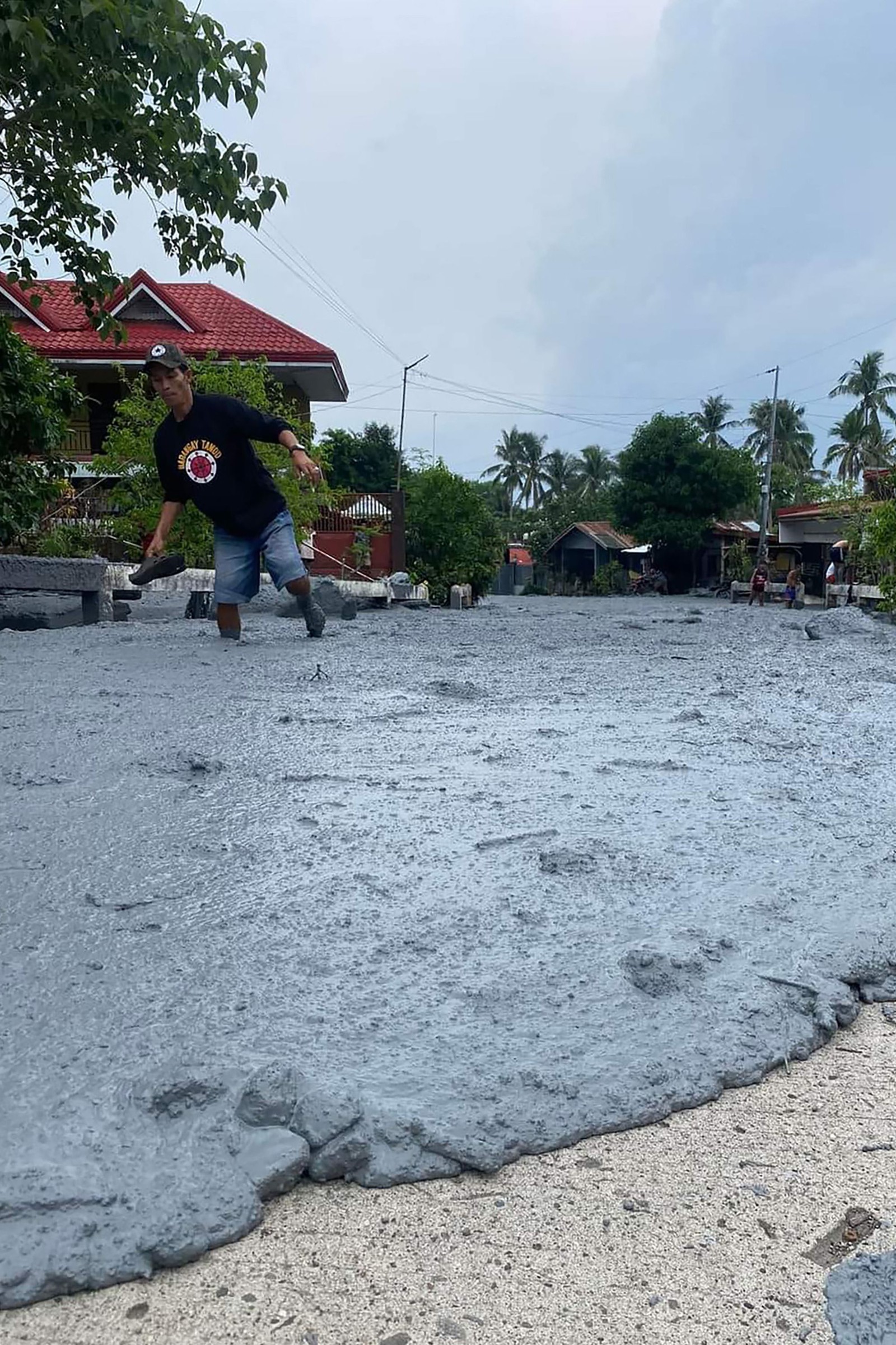 Vídeo: 'Lava fria' invade as ruas de vilarejo nas Filipinas dois dias ...
