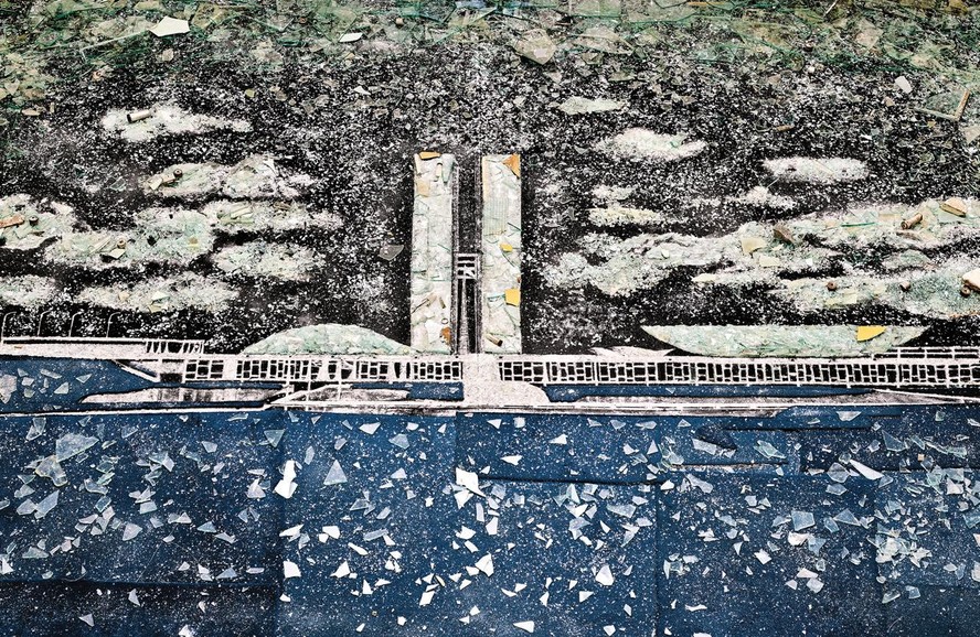 O painel de Vik Muniz sobre o 8 de janeiro numa exposição no Rio