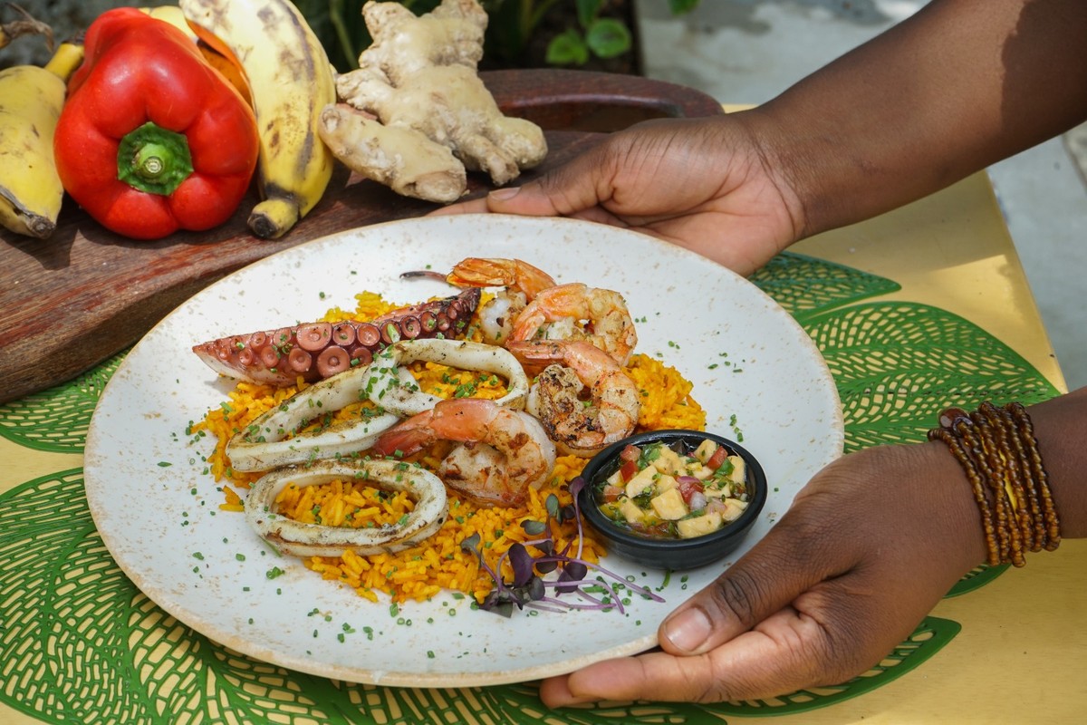 Dandara Batista cria prato com arroz, frutos do mar e saladinha com ...