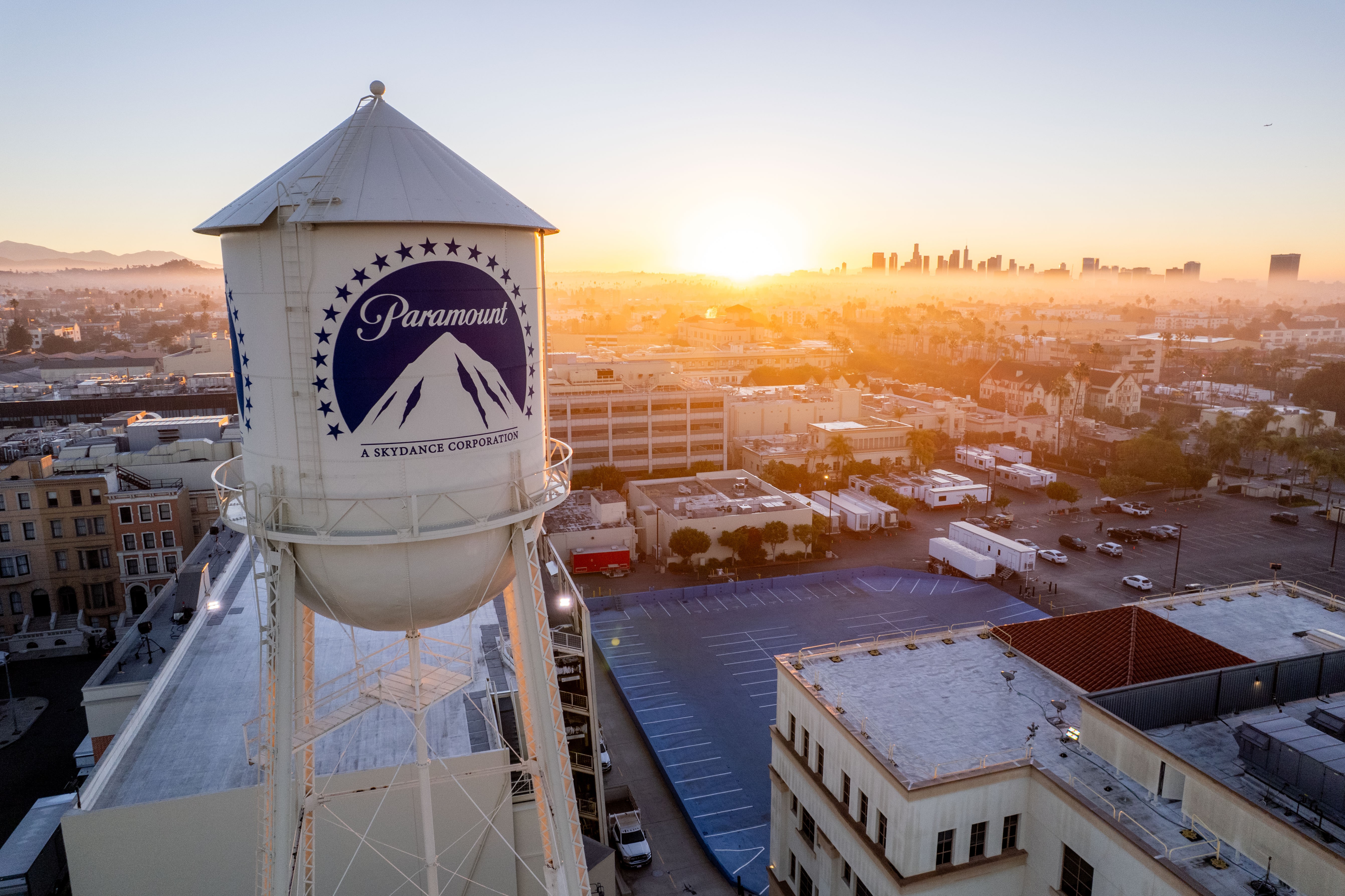 Paramount faz nova ofensiva e oferece dinheiro extra a Warner por cada ...
