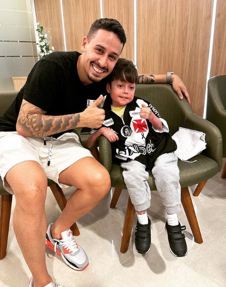 Menino Gui, que acordou do coma, visita o Vasco para 'passar energia ...