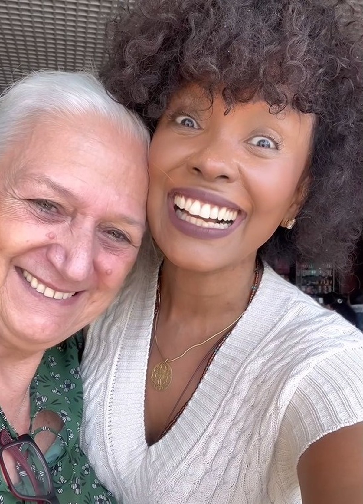 Isabel Fillardis se emociona ao reencontrar médica que a operou de um ...