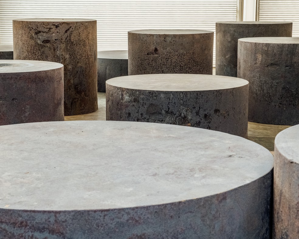 Morre Richard Serra, escultor de curvas monumentais, aos 85 anos