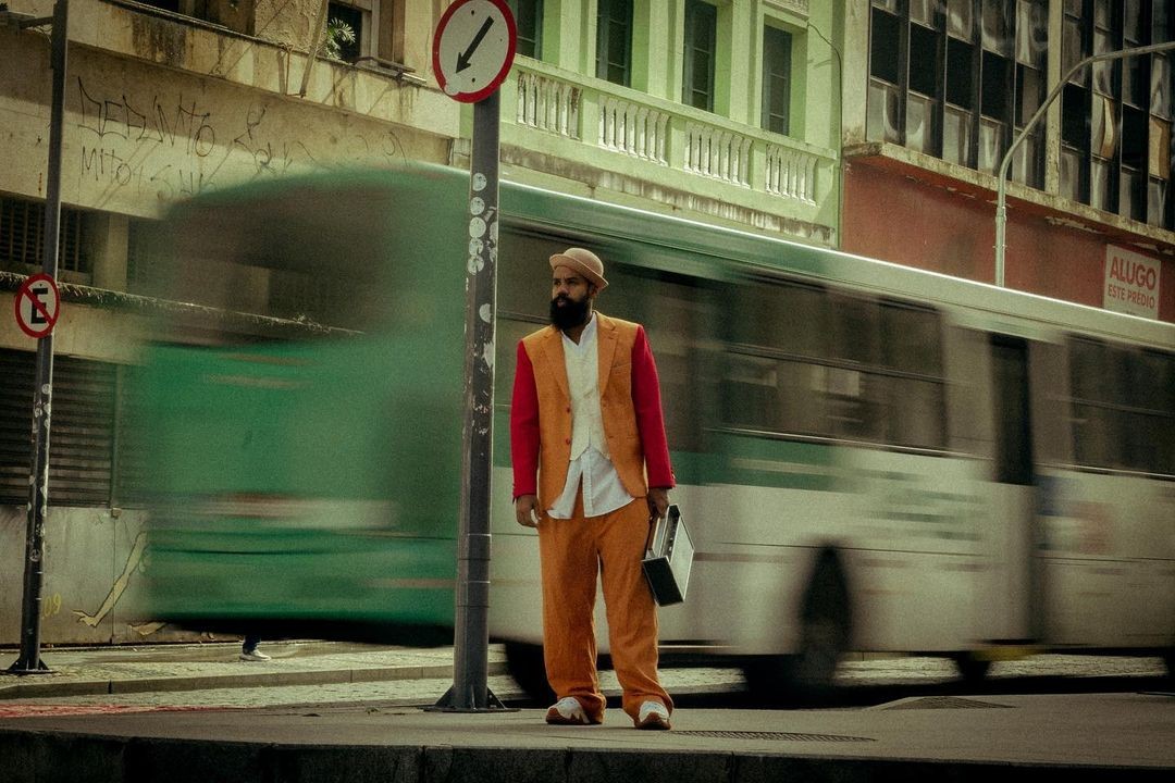 Tênis nunca sai de moda: famosos mostram como usar calçado que ...