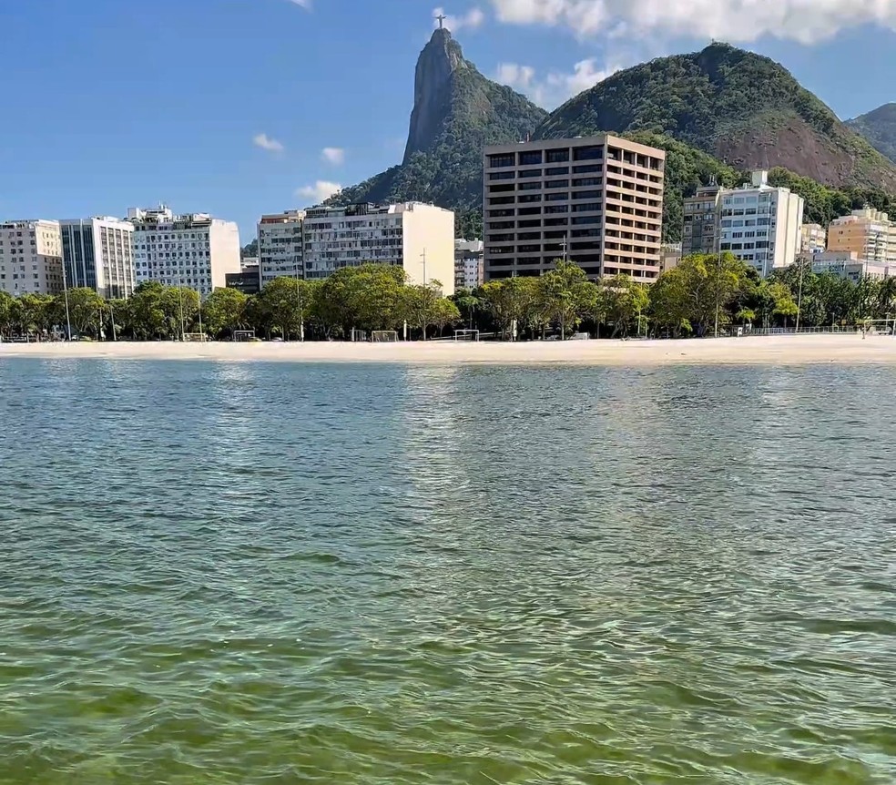 Praia de Botafogo atrai banhistas após se tornar própria para banho ...