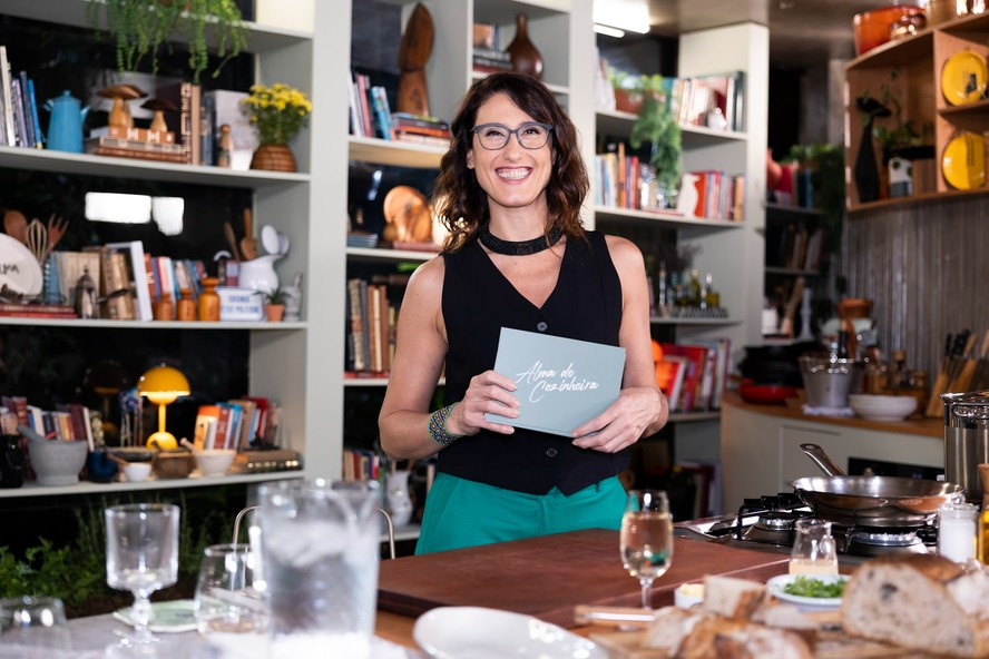 Paola Carosella fala da estreia no GNT, dos planos na TV e do namoro