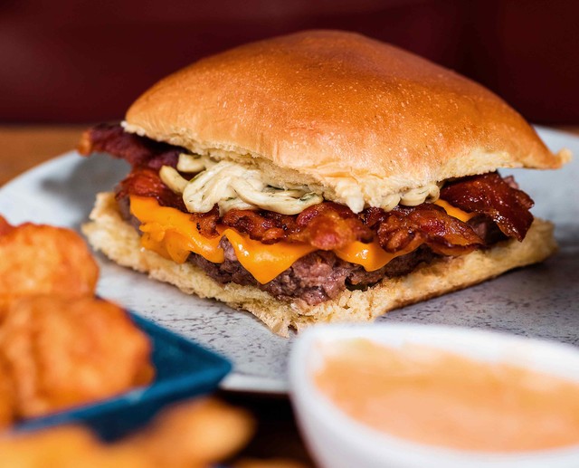 Hambúrguer quadrado faz sucesso na Tijuca