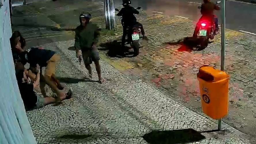Câmeras flagram assalto a grupo de turistas na orla da Barra da Tijuca