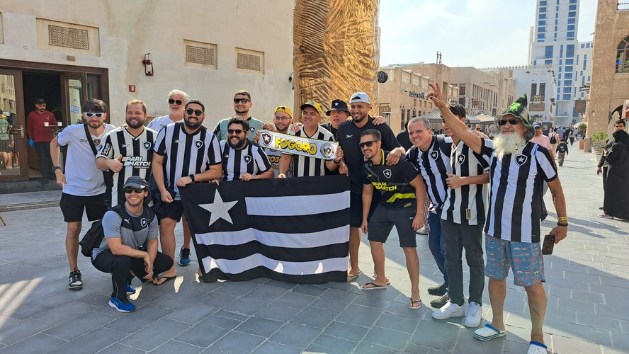 De esperançosos por uma surpresa até fantasiados de ET, torcedores do ...