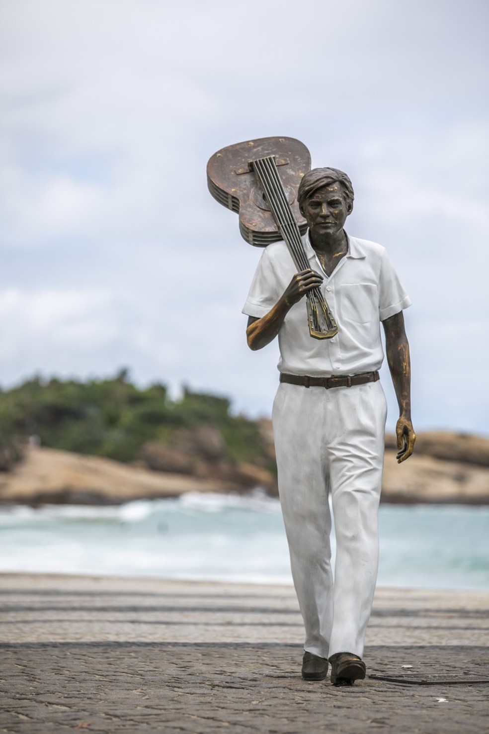 Escultura de Tom Jobim, em Ipanema, passa por restauração e ganha ...