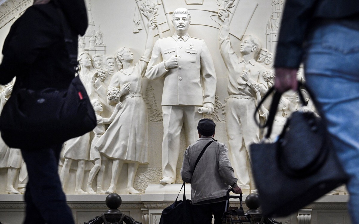 Estátua de Stalin em estação de metrô de Moscou reflete esforços da ...