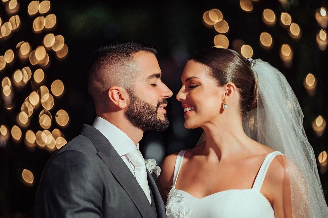 Festa inspirada em orquidário e vestido de noiva com mais de 300 horas de bordados: as ...