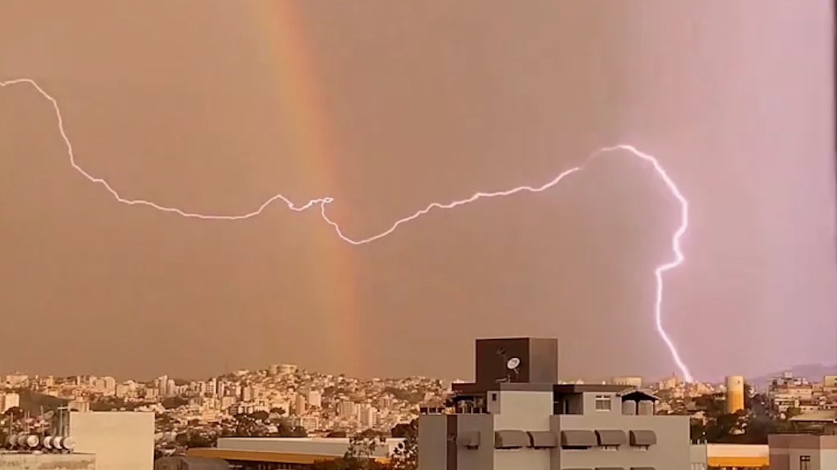Vídeo: Fotógrafo registra raio cruzando arco-íris durante chuva em BH