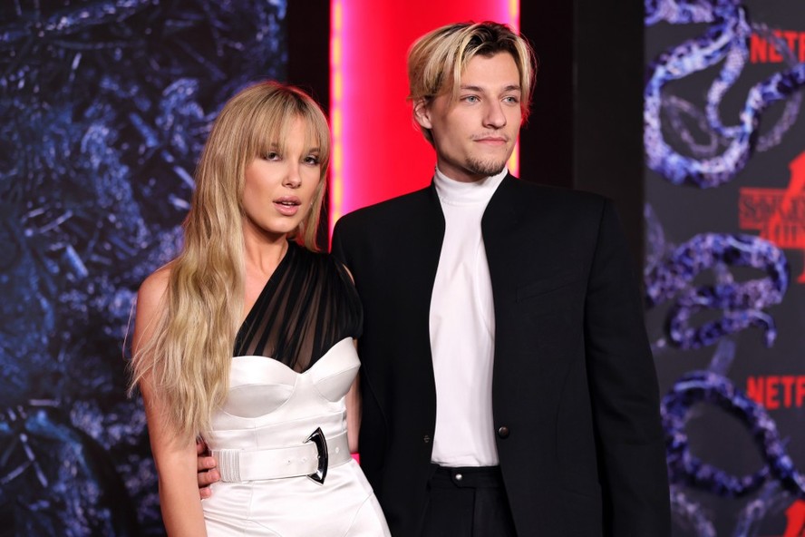 Quem é Jake Bongiovi, filho de astro do rock e noivo de Millie Bobby Brown