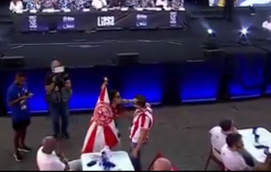 Após polêmica de traição, presidente da Viradouro dá beijo em porta ...