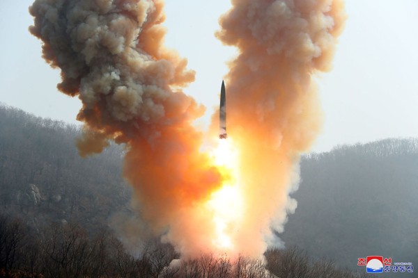 Kim Jong-un supervisiona simulação de 'contra-ataque nuclear'