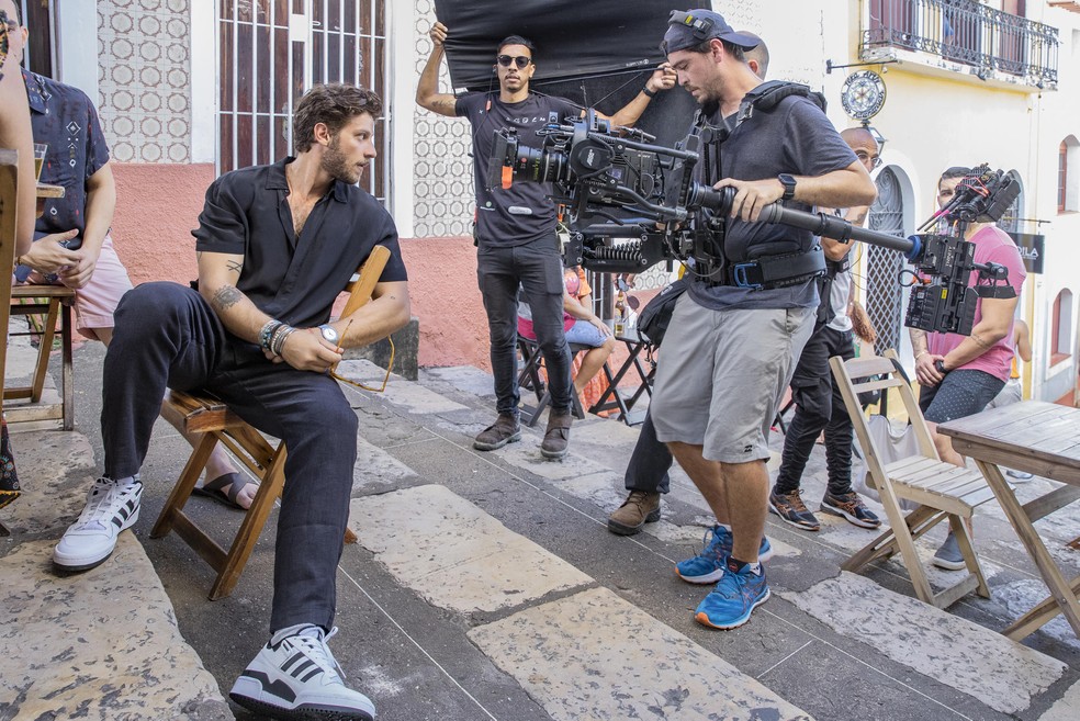 ‘Travessia’: vida de Ari muda completamente após armação de Guerra