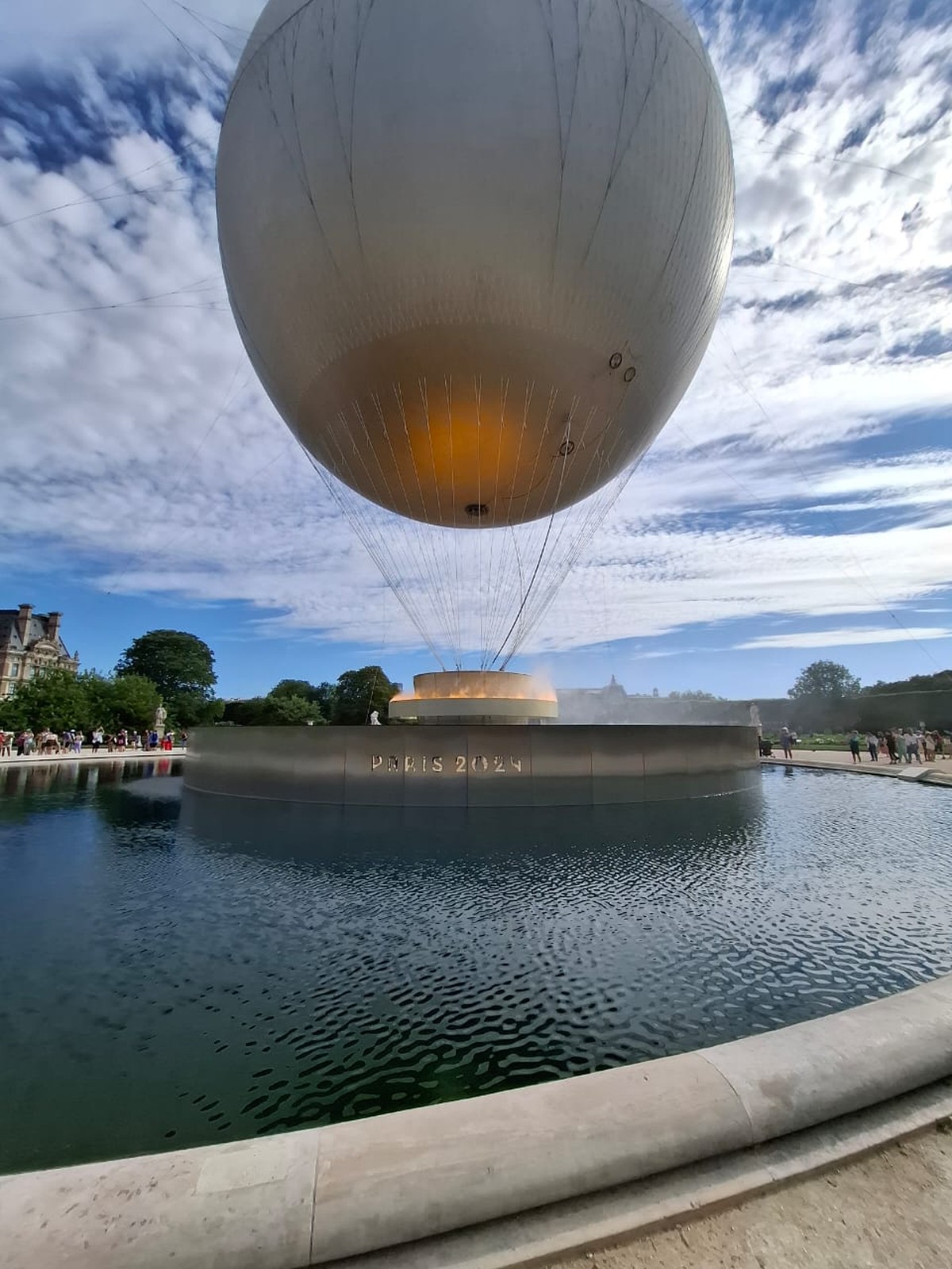 Pira olímpica, presa a um balão, vira atração turística concorrida em Paris