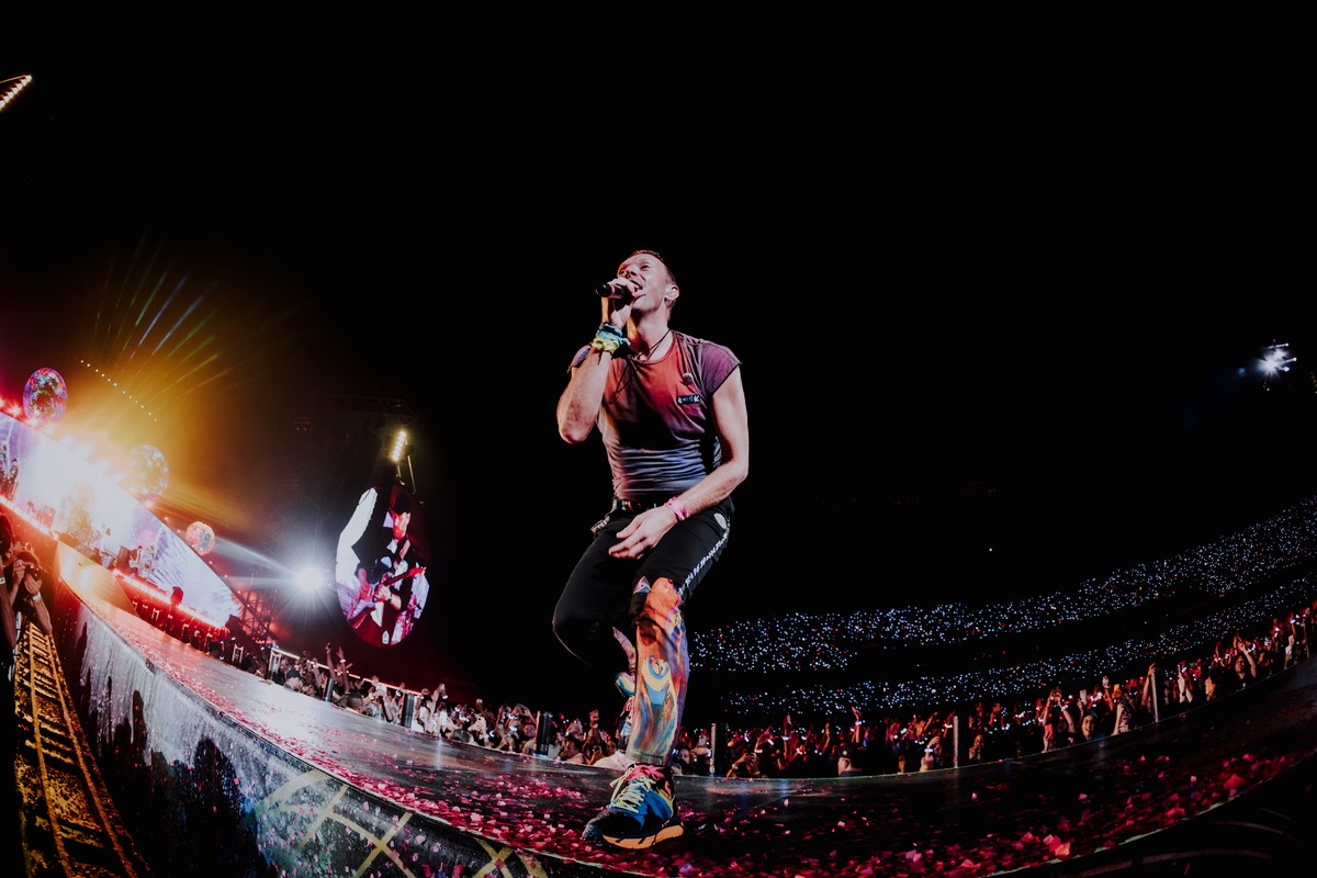 Pulseiras de LED, 'desculpas' de Chris Martin e parceria com Seu Jorge: como foi a primeira ...
