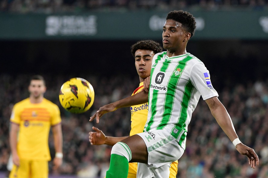 John Textor negocia a contratação do lateral Abner, do Real Betis, para ...