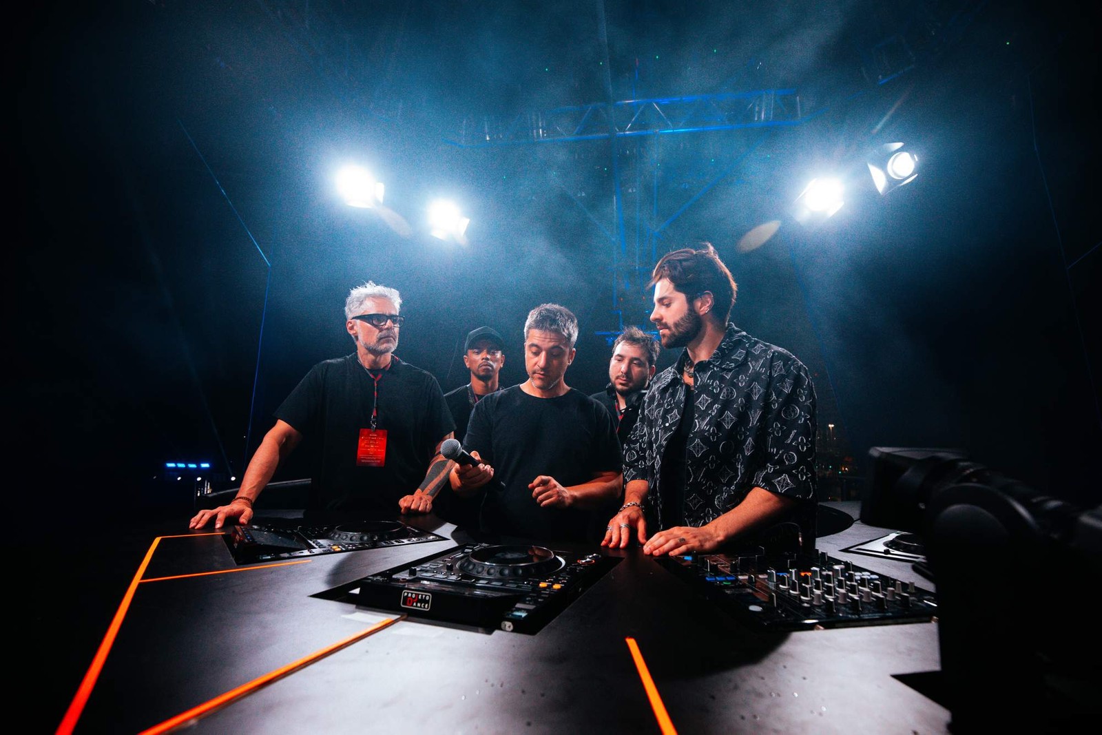 Show de Alok em Copacabana reúne turistas, excursão, e nem a chuva desanima