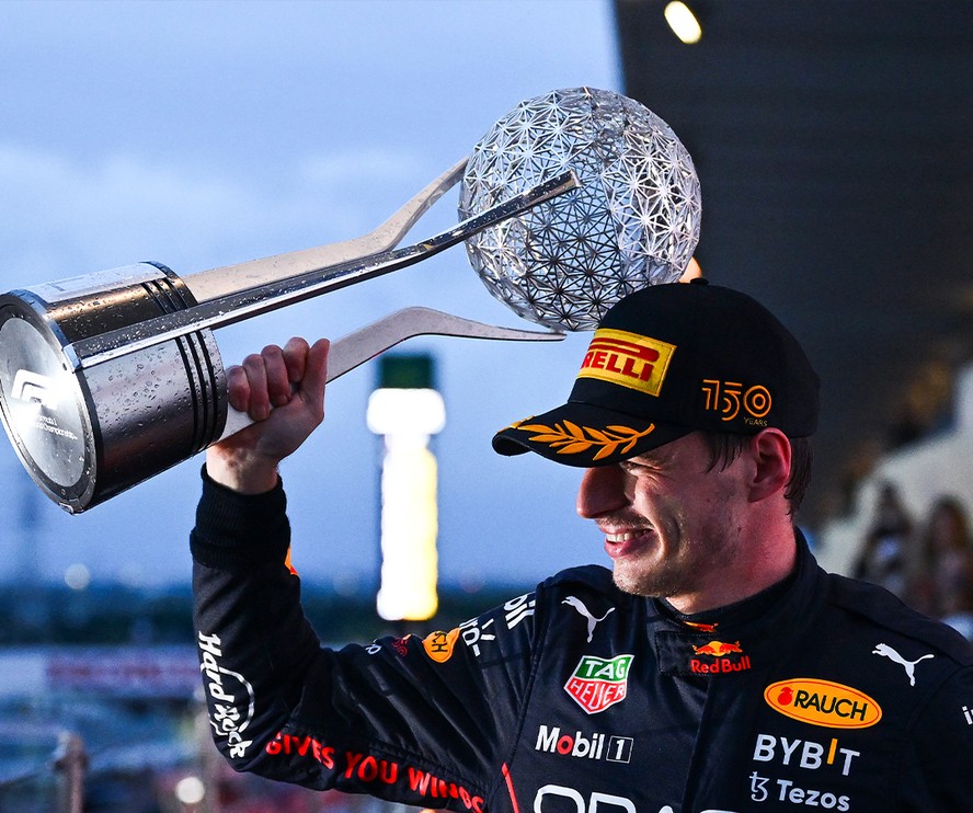 Verstappen é bicampeão de Fórmula 1 em GP caótico