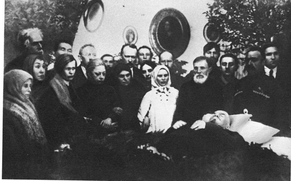 Corpo embalsamado de Lênin, morto há 100 anos, sobrevive ao custo anual ...