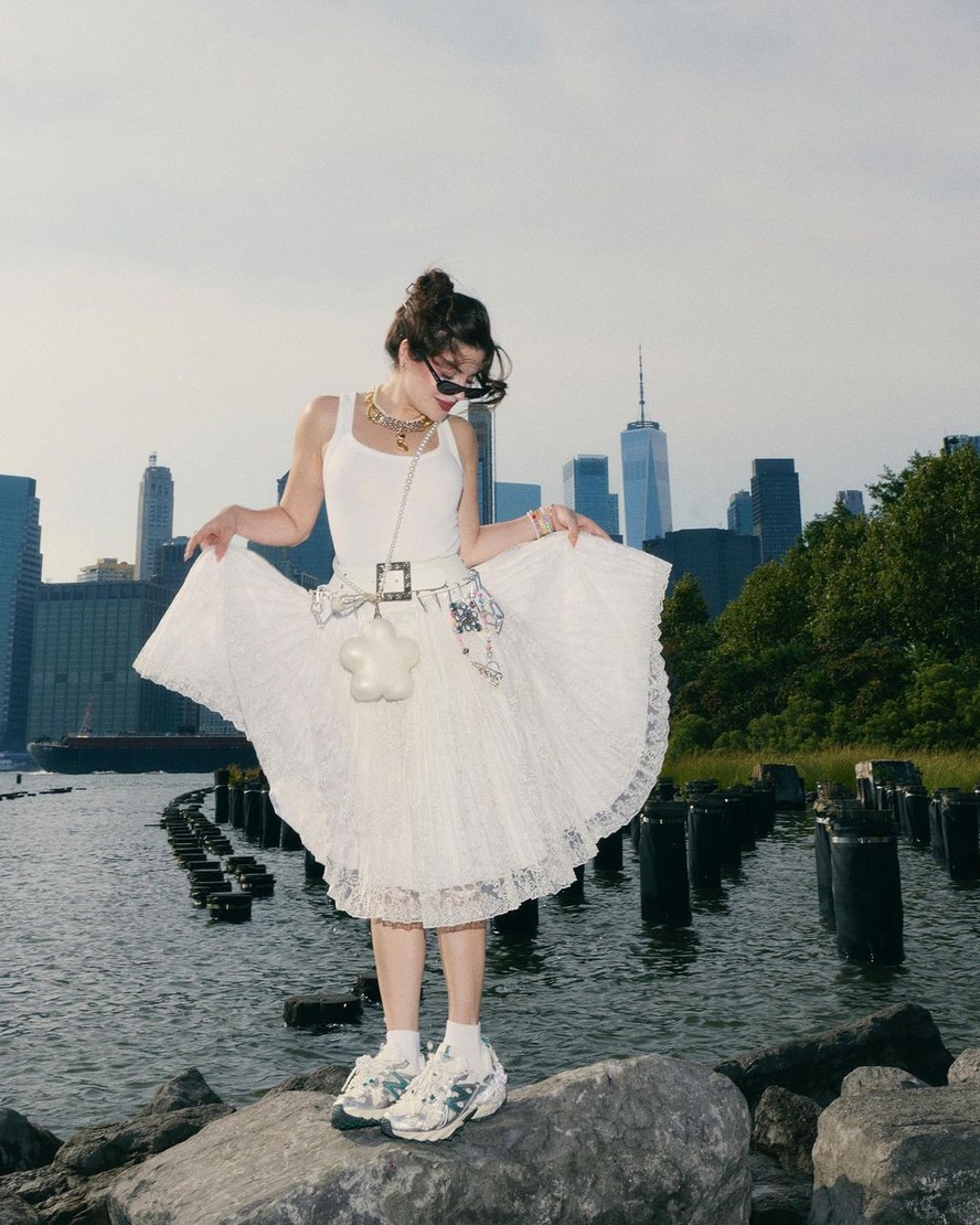 Toda grifada, G-Kay se prepara para conferir os desfiles da Semana de ...