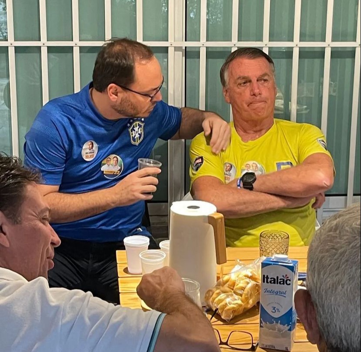 Carlos Bolsonaro usa redes para mostrar Ramagem tomando café com Bolsonaro