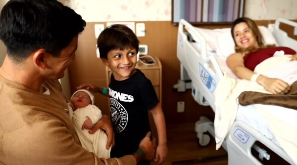 Em vídeo com bastidores do parto, Cano e a esposa mostram o rosto da ...