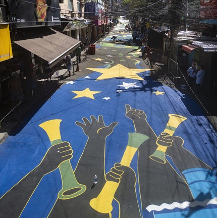 Vídeo: Rocinha entra no clima da Copa do Mundo e transforma Via Ápia em ...