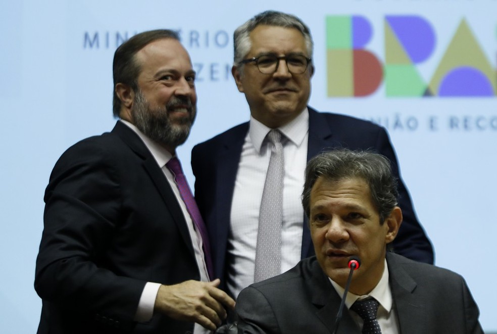 Entre o pedestal e o purgatório: ministros se dividem entre defesa e ...