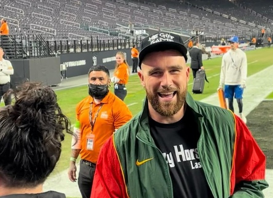 Namorado de Taylor Swift, Travis Kelce é visto com camiseta de casa de ...