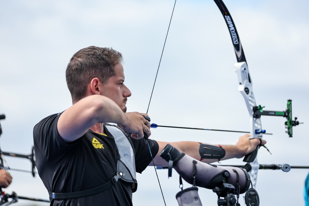 Buscando primeiras medalhas do Brasil em suas modalidades, Calderano e ...