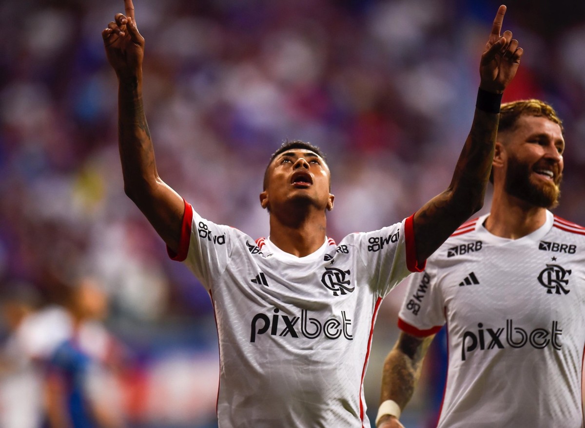 Com gol de Bruno Henrique, Flamengo derrota o Bahia e larga na frente ...