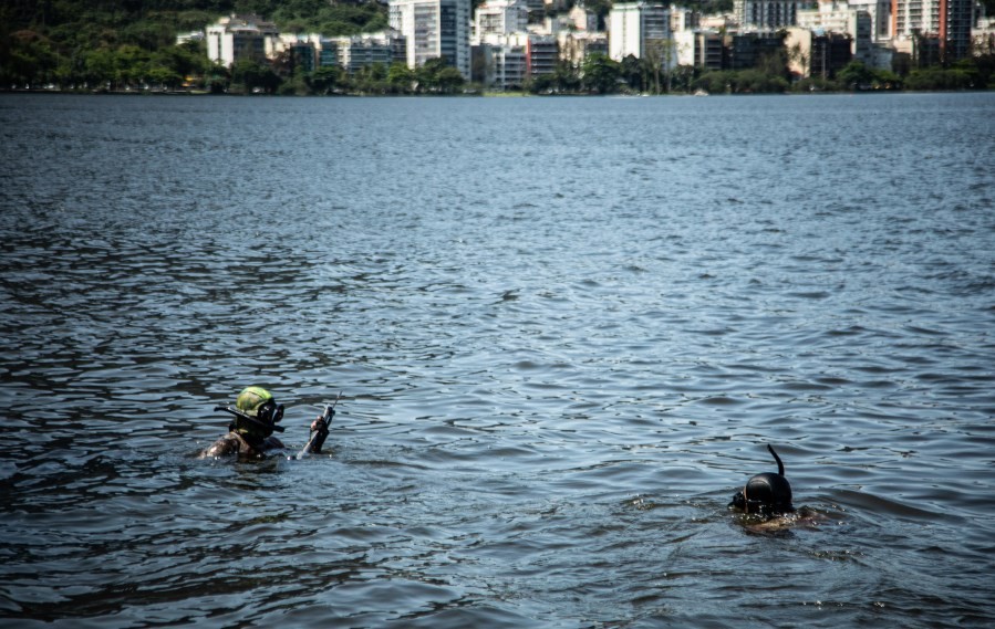 Pode mergulhar na Lagoa Rodrigo de Freitas? Água cristalina atrai pesca submarina, mas ...