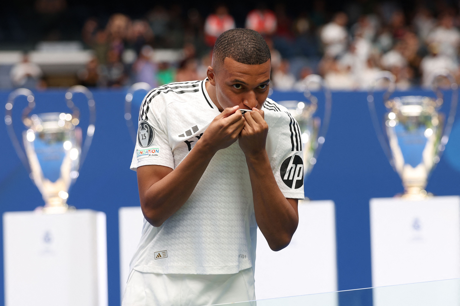 Com Santiago Bernabéu lotado, Mbappé é apresentado no Real Madrid; veja ...