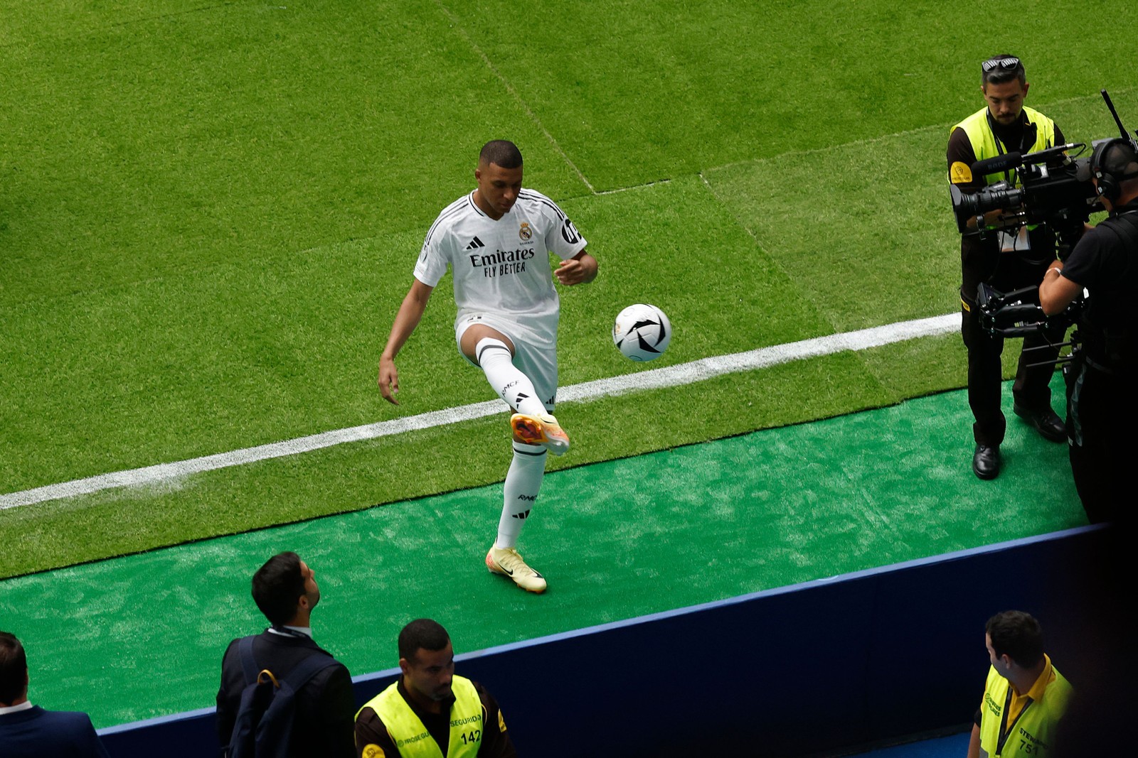 Com Santiago Bernabéu lotado, Mbappé é apresentado no Real Madrid; veja ...