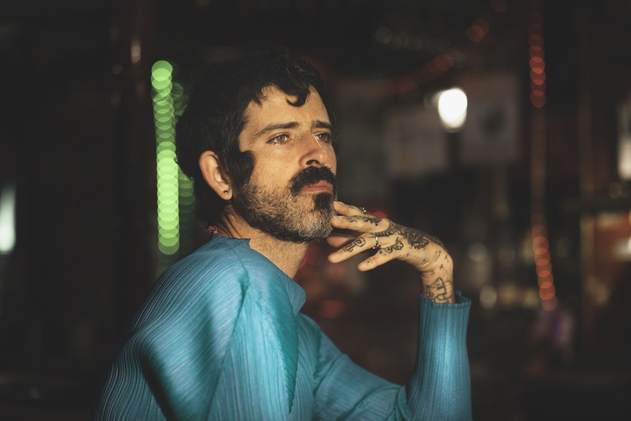 Devendra Banhart volta ao Brasil sob o signo da feminilidade